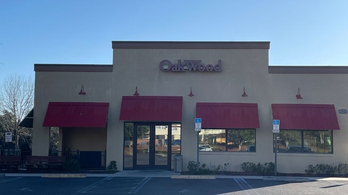 Oakwood Smokehouse & Grill - Life in Lake